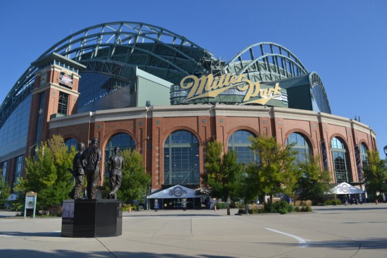 American Family Field (Milwaukee Brewers Ballpark) Guide & Photos - The Ballpark Guide